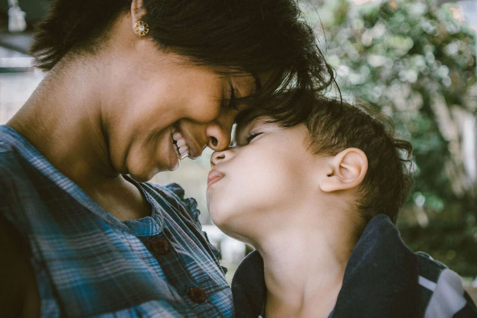 10 Clear Signs Of Mommy Issues In Men – Full Breakdown - Fieracad
